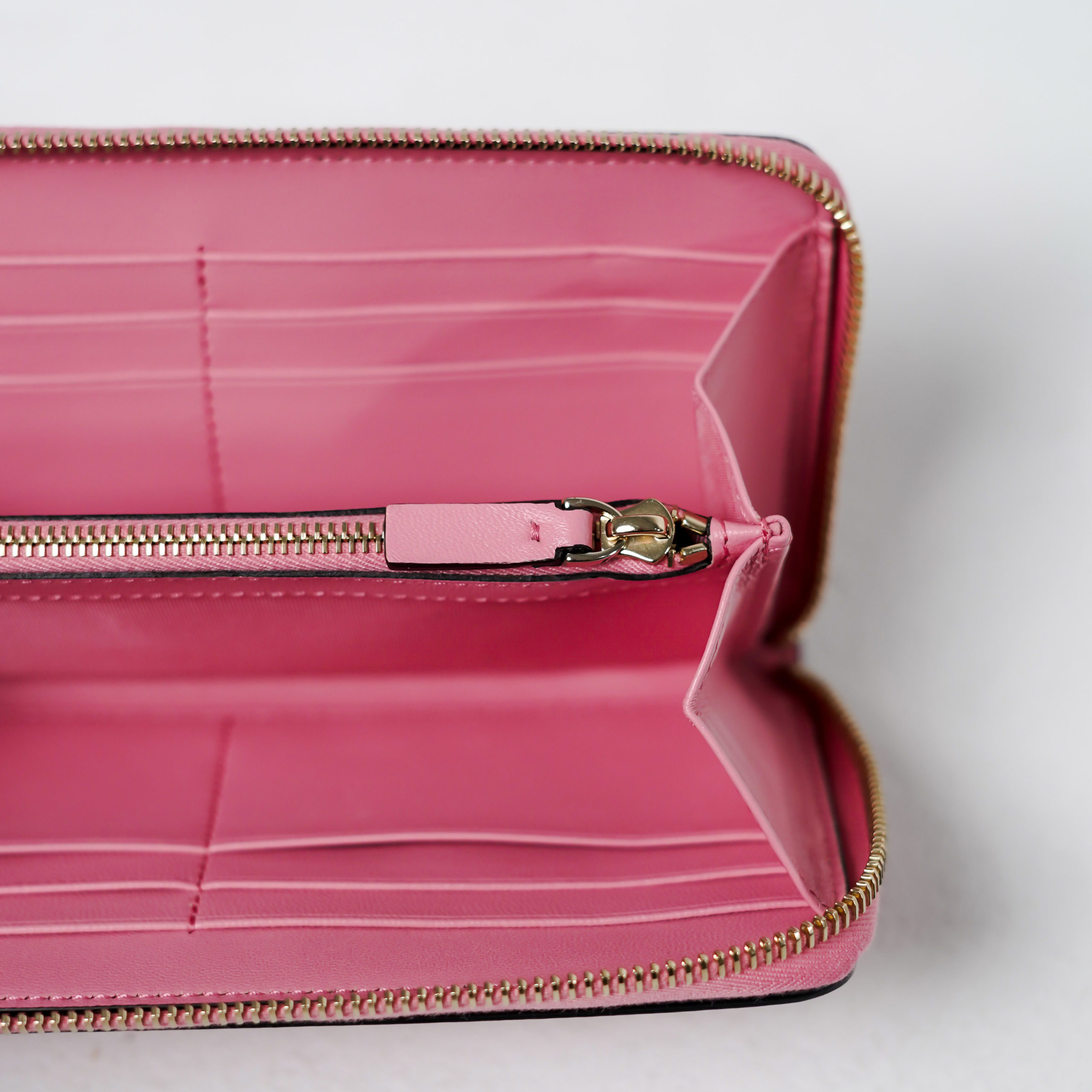 Dompet VALENTINO V EMBOSSED PINK ZIP LONG WALLET 100 Dompet VALENTINO V EMBOSSED PINK ZIP LONG WALLET 100
