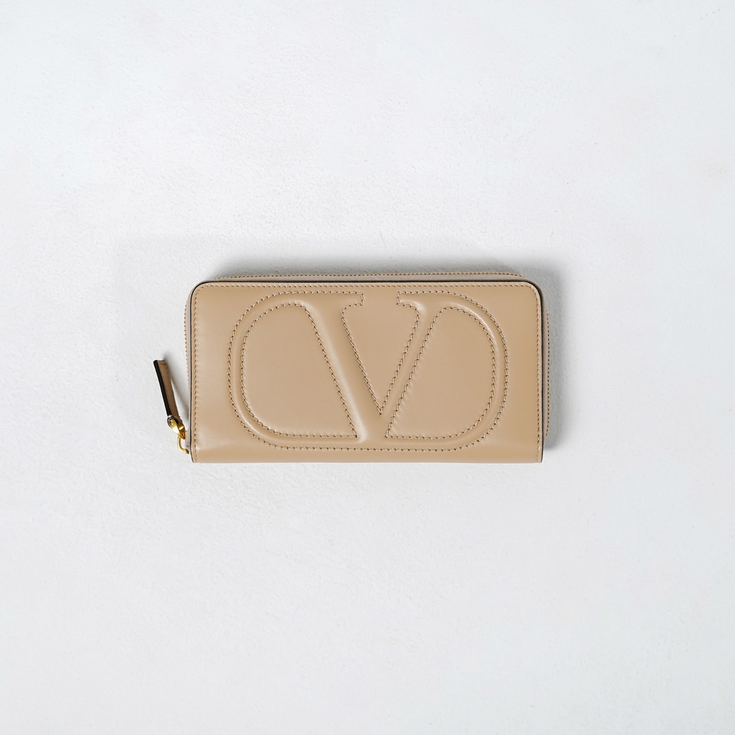 Dompet VALENTINO V EMBOSSED CREAM ZIP LONG WALLET 100 Dompet VALENTINO V EMBOSSED CREAM ZIP LONG WALLET 100